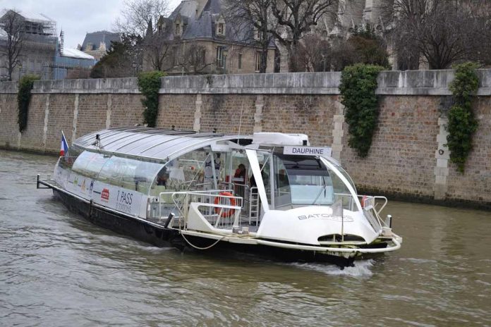 Batobus Paris: descubra Paris de barco navegando pelo Sena